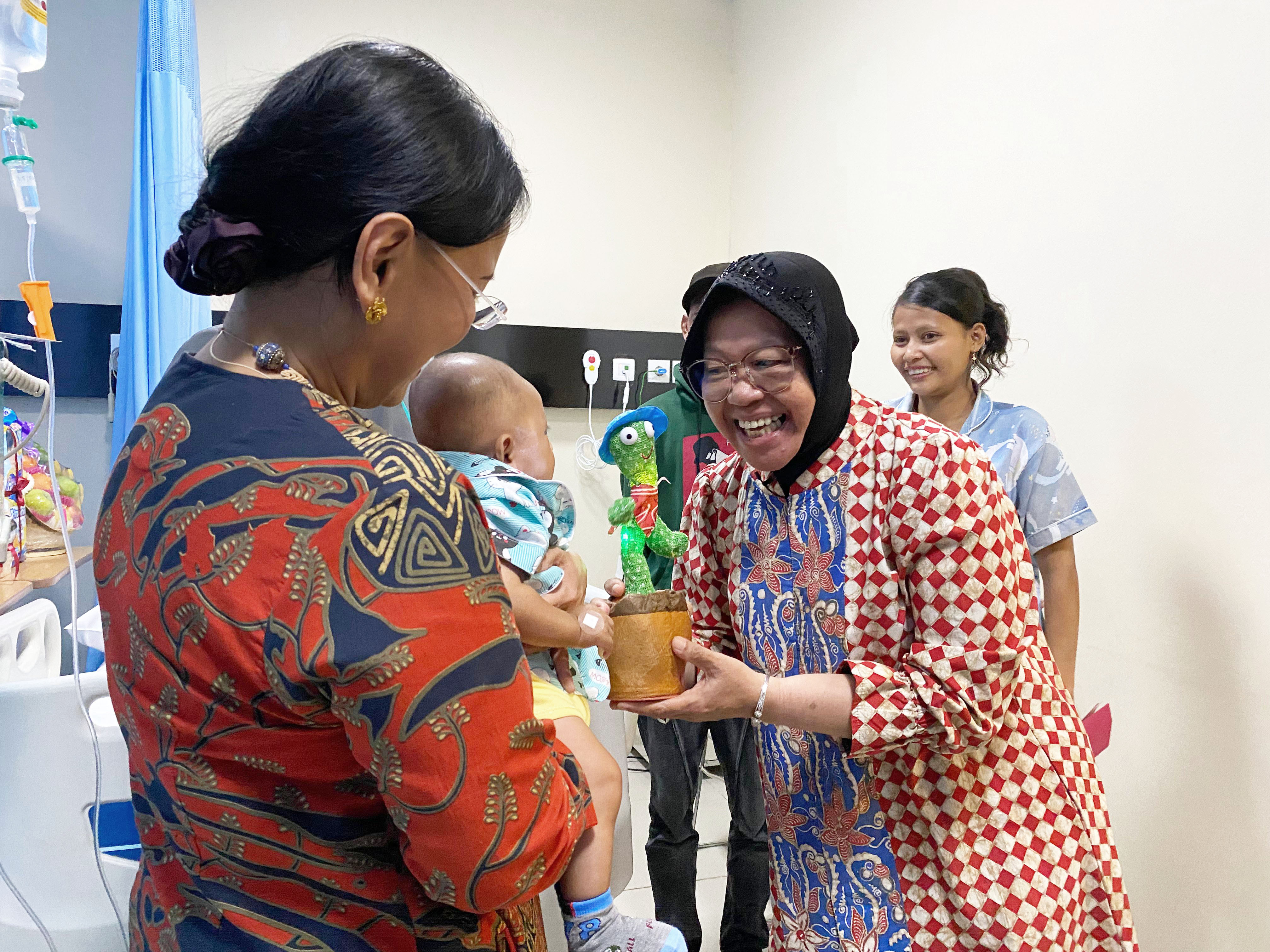 Mensos Risma Kunjungi Bayi Pasien Atresia Ani di RS EMC Sentul - EMC ...